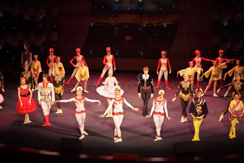 Bailarines En El Concierto De La Escuela De Gennady Ledyakh Foto de ... Bailarines En El Concierto De La Escuela De Gennady Ledyakh Foto de ...