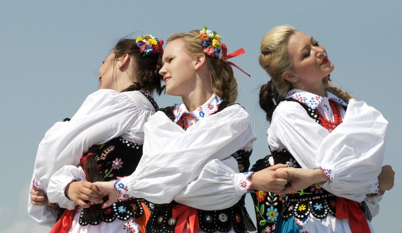 Bailarines húngaros fotografía editorial. Imagen de joven - 28867387