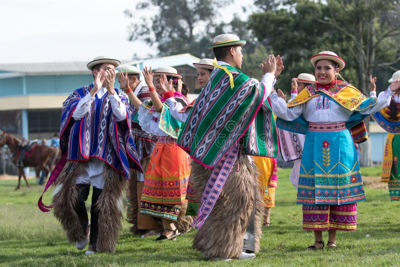 Bailarines Indígenas Que Llevan La Ropa Tradicional Colorida Foto de ...