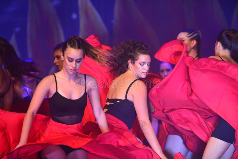 Bailarines modernos fotografía editorial. Imagen de mujer - 96563827