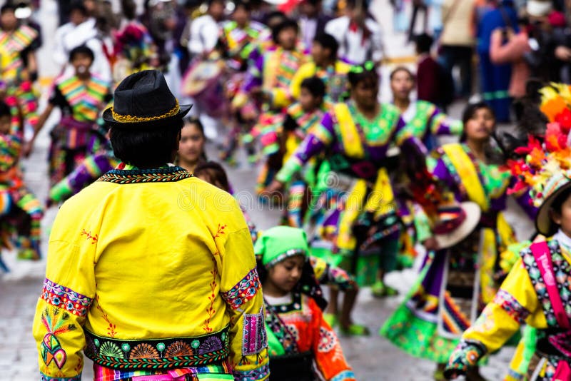 Desfile Peruano De Participantes Con Hermosos Atuendos Arco Iris ...