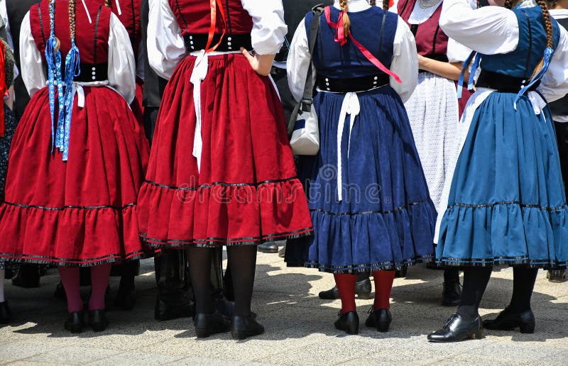 Bailarines Populares En Ropa Tradicional Foto de archivo - Imagen de ...