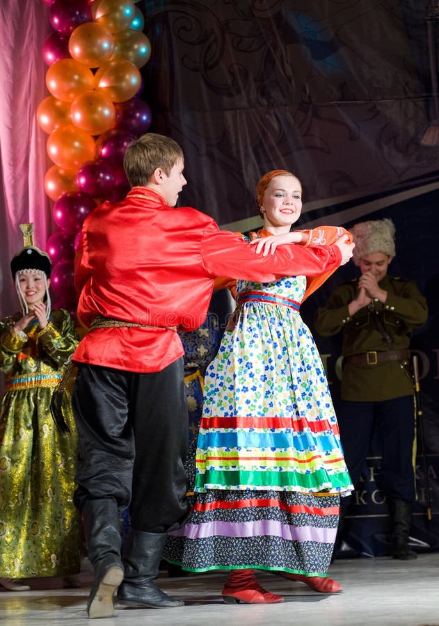 Danza rusa popular imagen de archivo editorial. Imagen de gente - 22147824