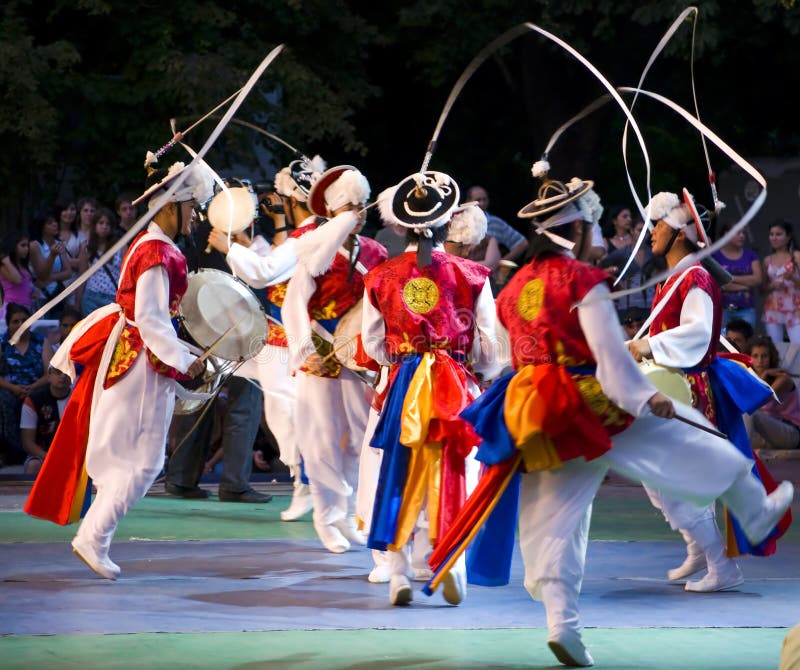 Bailarines surcoreanos imagen editorial. Imagen de cultura - 10375180