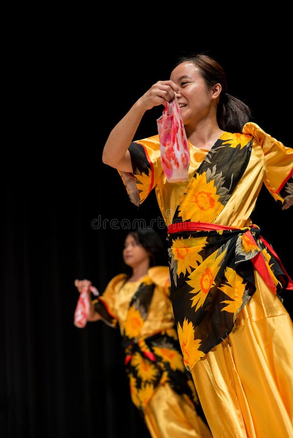 Bailarines - Tinikling - Tradición Filipina Imagen editorial - Imagen ...