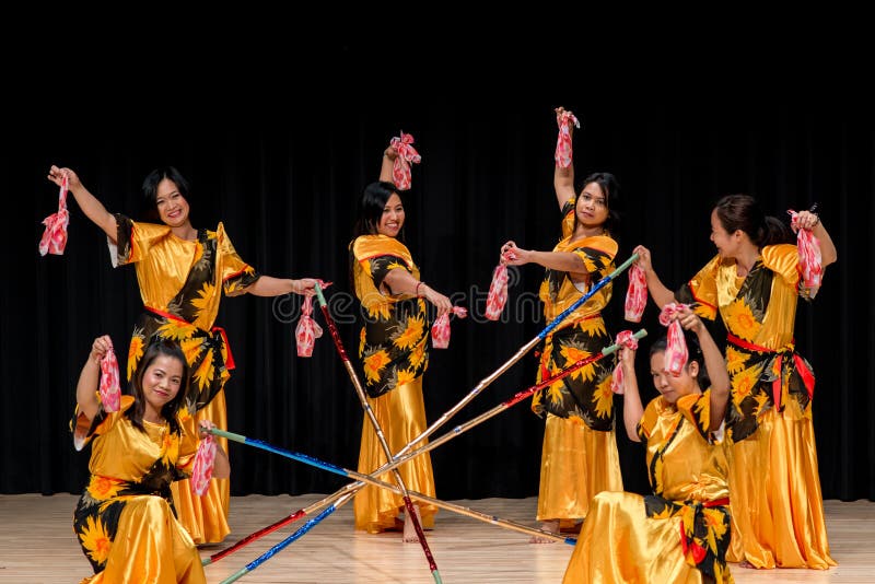 Bailarines - Tinikling - Tradición Filipina Fotografía editorial ...