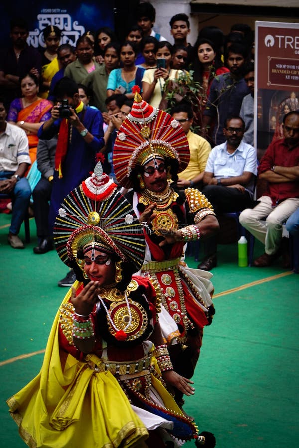 Bailarines Tradicionales De La India Imagen editorial - Imagen de caras ...