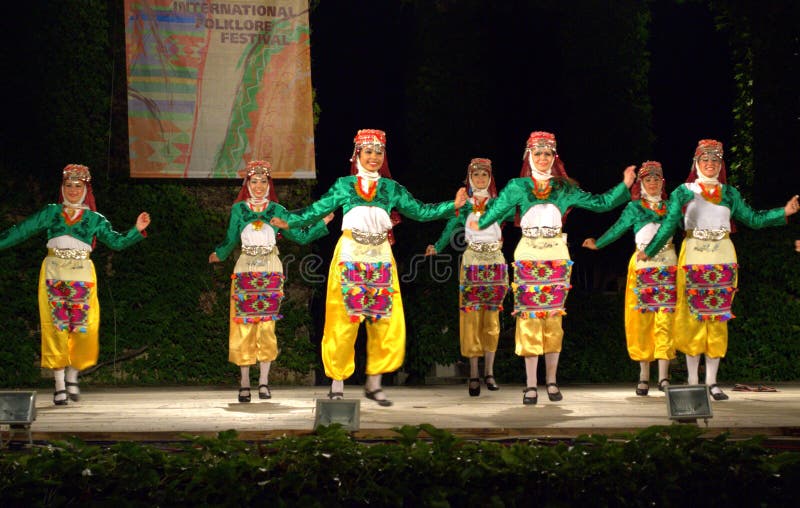 Bailarines Turcos Espectaculares En El Festival Del Folclore Foto de ...