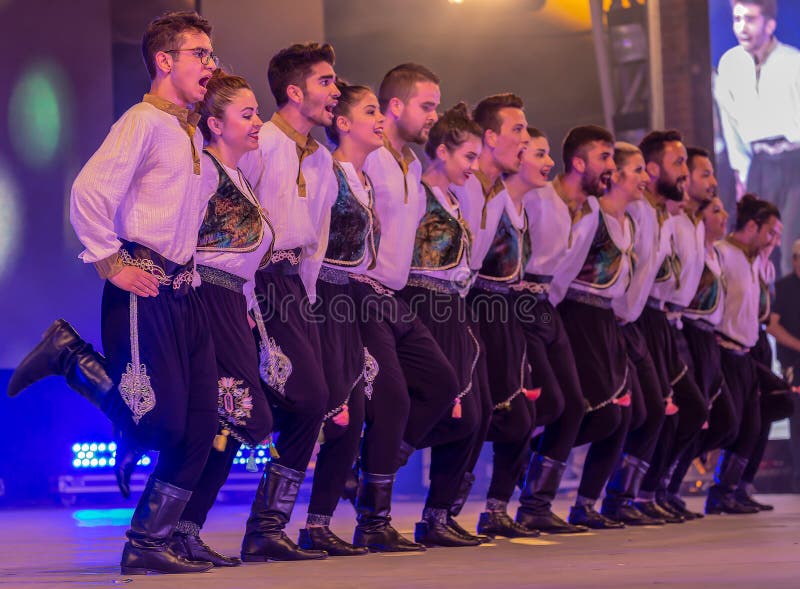 Bailarines Turcos Jovenes En Traje Tradicional Fotografía editorial ...