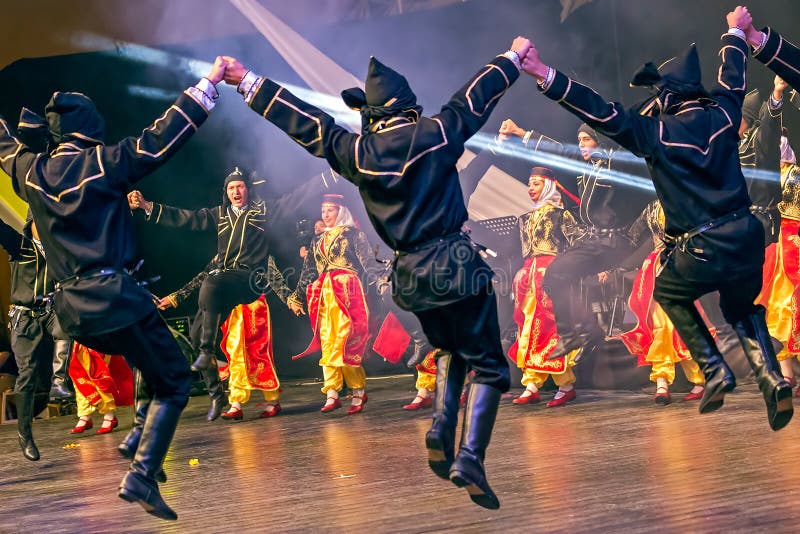 Bailarines Turcos Jovenes En Traje Tradicional Fotografía editorial ...