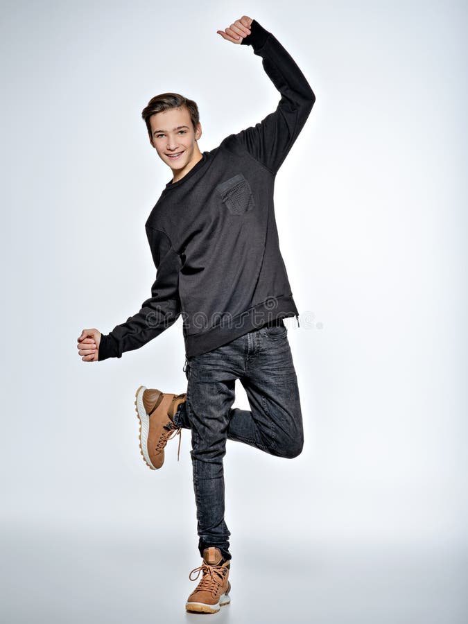 Baile Adolescente Del Muchacho Adolescente Vestido En Ropa De Moda ...