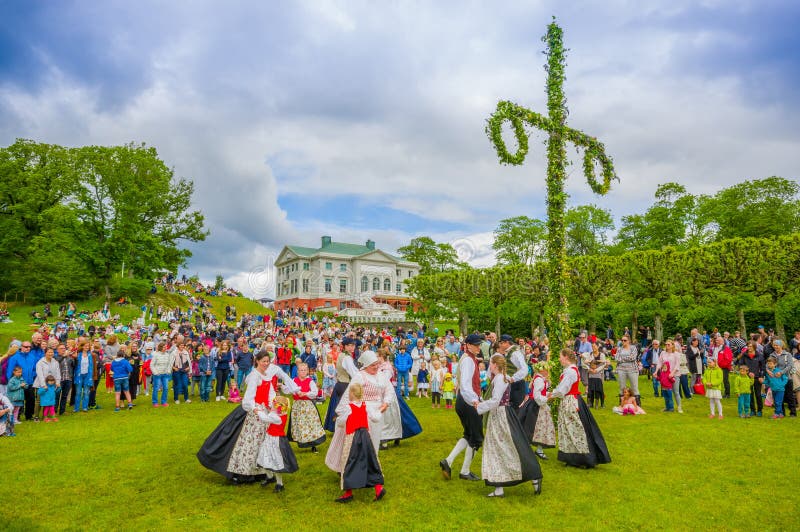 Baile Alrededor Del Maypole En Pleno Verano Foto editorial - Imagen de ...