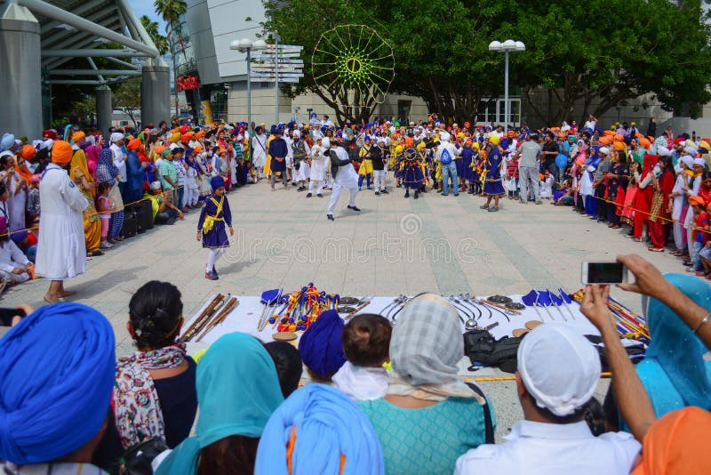 Sikhs Del Devoto Con Los Turbantes Azules Que Sostienen Las Espadas ...