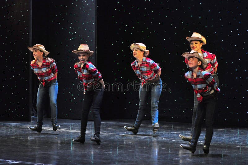 Baile De Los Vaqueros De Los Adolescentes Fotografía editorial - Imagen ...