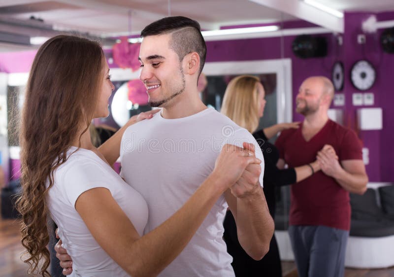 Baile del grupo en club imagen de archivo. Imagen de hombres - 60369751