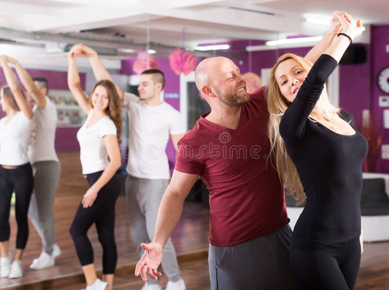 Baile del grupo en club imagen de archivo. Imagen de hombres - 60369751