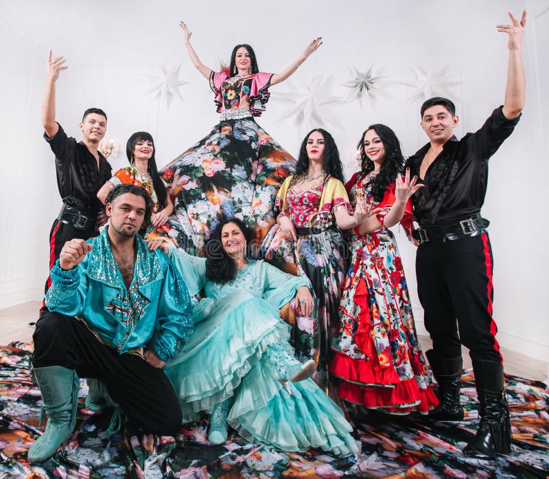 Baile Gitano Grupal Parado En El Escenario Foto de archivo - Imagen de ...