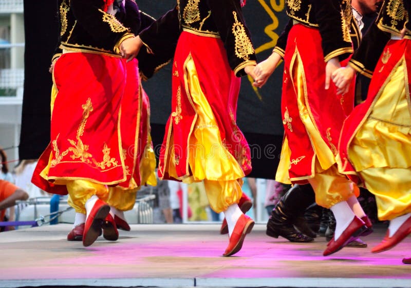 Baile turco de las mujeres imagen de archivo. Imagen de festivo - 86530429