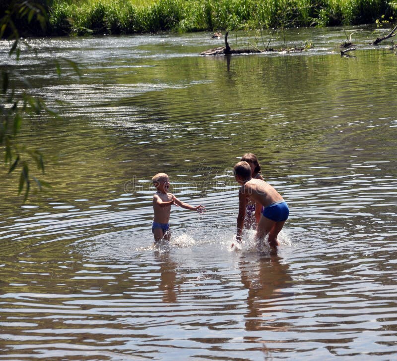 Bain d'enfants en rivière photo stock éditorial. Image du baignade ...