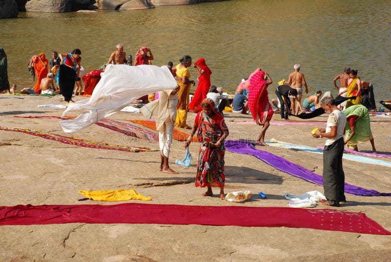 Bain Rituel Indien, Hampi, Karnataka, Inde Image éditorial - Image of ...