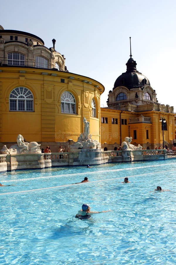 Bains De Szechenyi De Budapest Photo stock - Image du célèbre, natation ...
