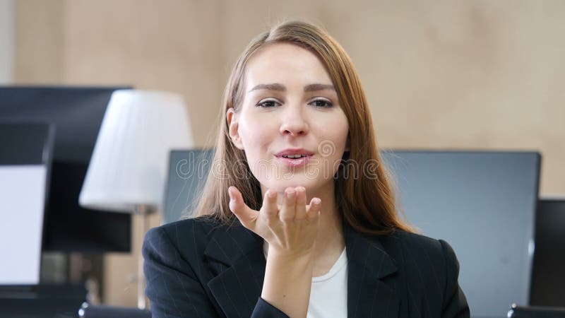 Le Baiser Volant Font Des Gestes Par La Femme Au Travail Dans Le Bureau