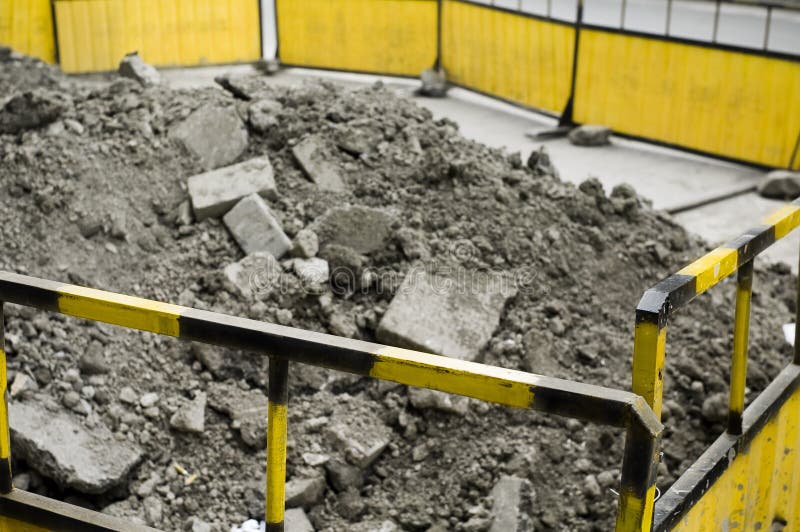 Bajo construcción foto de archivo. Imagen de estructura - 7112302