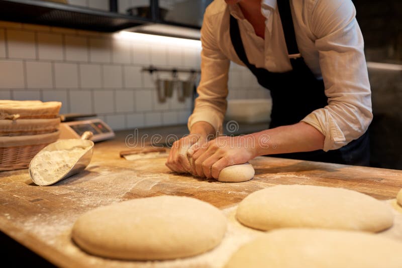 Baker Die Brooddeeg Maken Bij Bakkerijkeuken Stock Foto - Image of ...
