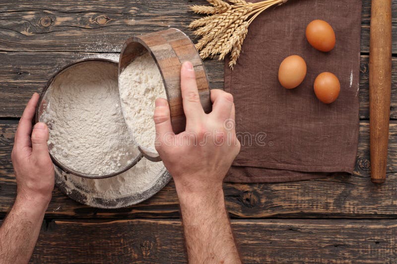 Baker Zift De Bloem Om Brood Te Maken Stock Foto - Image of bakkerij ...