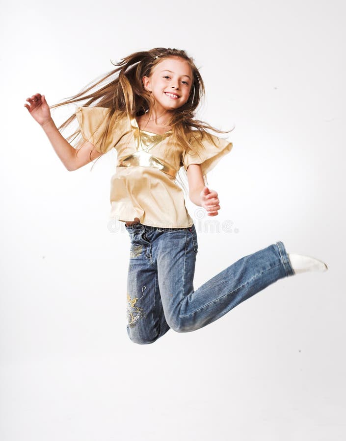 Hoppa barn för flicka fotografering för bildbyråer. Bild av kvinnlig ...