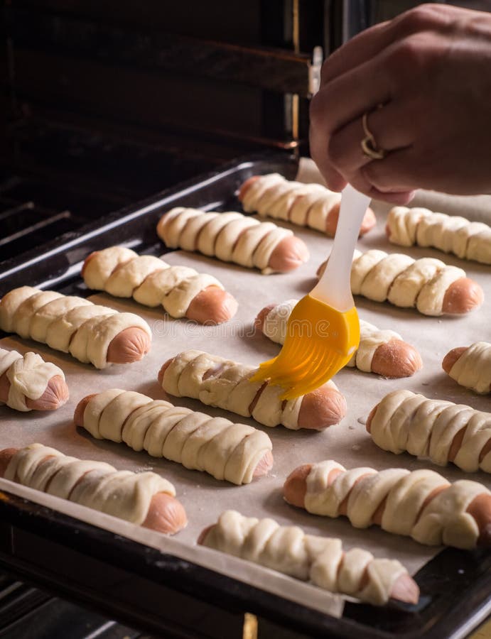 Baking Oven: Application of Egg Gum To Buns before Baking in the Oven ...