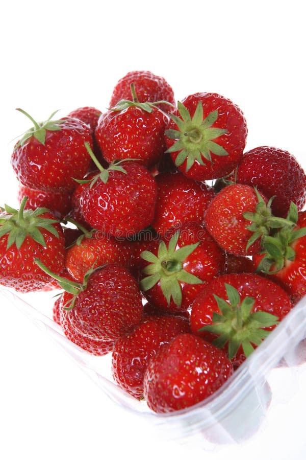 Bakje van Aardbeien stock afbeelding. Image of groen, aardbei - 937919