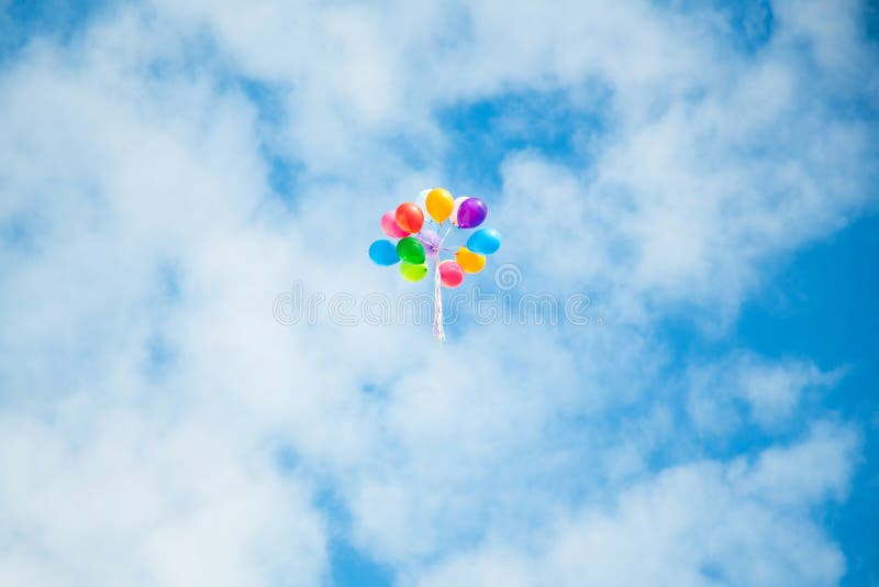 Balões no céu imagem de stock. Imagem de multicolorido - 77367949