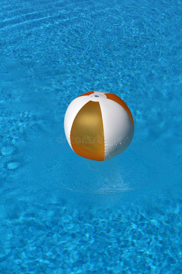 Bal Die in Blauw Water Drijft Stock Afbeelding - Image of sport ...