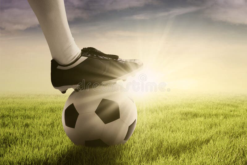 Voet En Een Voetbalbal Bij Het Gebied Stock Afbeelding - Image of juni ...