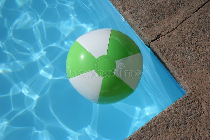 Vrouw in Bikinizitting Op Strandbal Op Strand Stock Foto - Image of ...