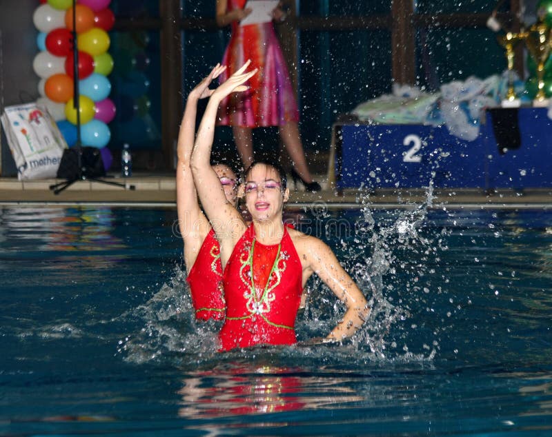 Bal op het water redactionele stock afbeelding. Image of meisjes - 32435384