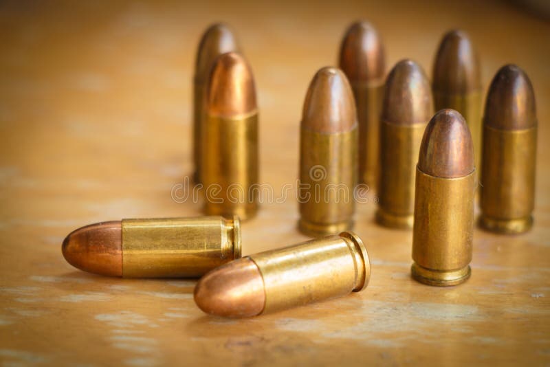 Bala de 9mm para uma arma foto de stock. Imagem de alaranjado - 51995872