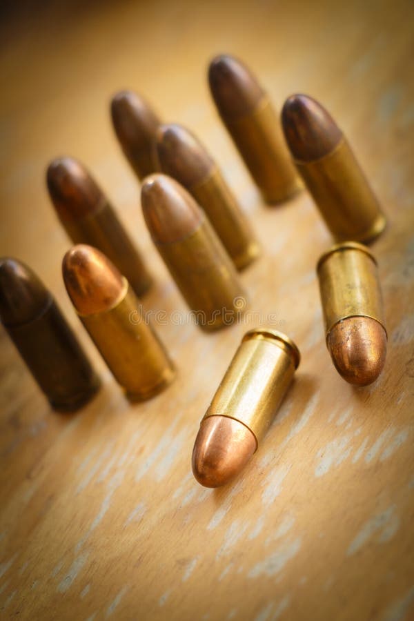 Bala de 9mm para uma arma foto de stock. Imagem de alaranjado - 51995872