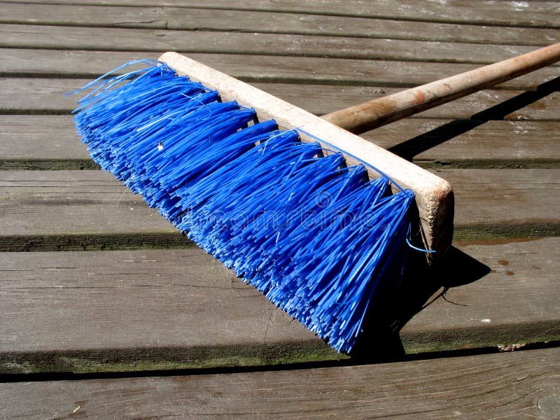 Balais colorés photo stock. Image du normal, instruments - 28141574