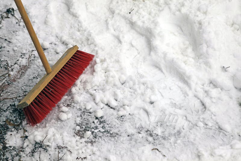 Balai rouge image stock. Image of maison, patio, silence - 12380725