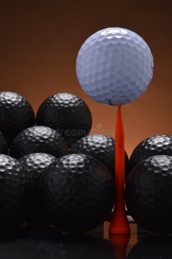 Balanceo De Bola De Golf En Tee Invertido Foto de archivo - Imagen de ...