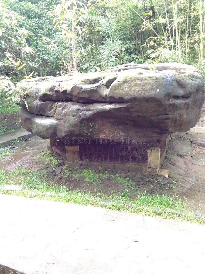 Balancing stone stock photo. Image of balancing, hill - 122404888