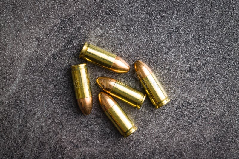 Balas da pistola de 9mm foto de stock. Imagem de explosivo - 102980998
