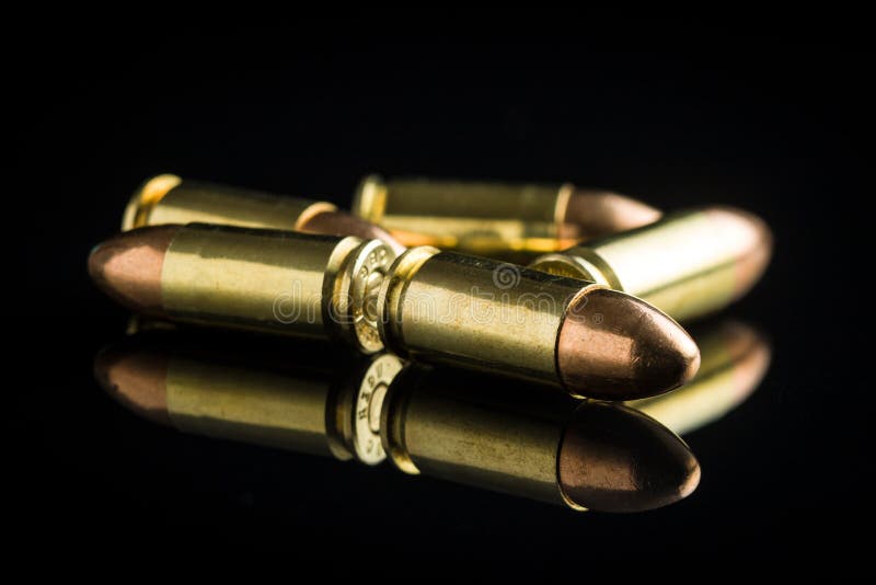 Balas da pistola de 9mm foto de stock. Imagem de armado - 102981116