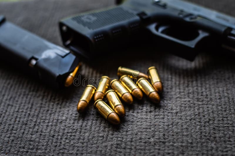 Balas E Arma Na Mesa Preta De Veludo Imagem de Stock - Imagem de fundo ...
