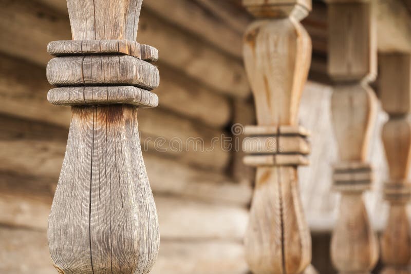 Balaustres De Madera De Las Verjas De La Terraza Foto de archivo ...