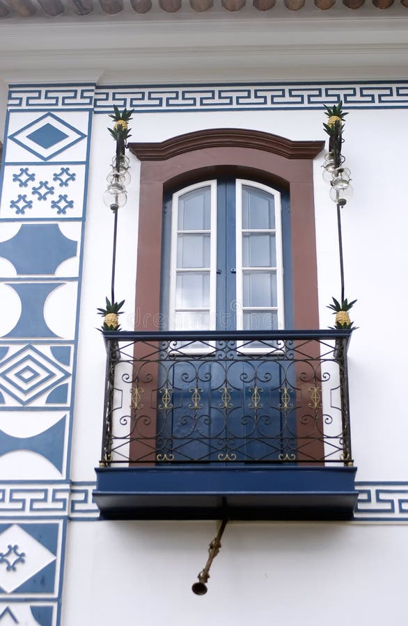 Balcón colonial foto de archivo. Imagen de fondo, edificio - 10696596