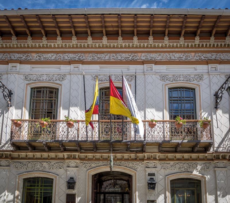 Balcones Coloniales En Cuenca - Ecuador Imagen de archivo - Imagen de ...