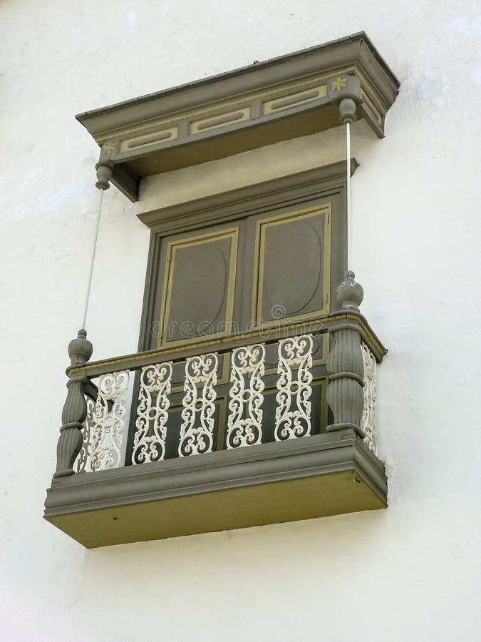 Balcón Colonial Español Del Estilo Foto de archivo - Imagen de cultura ...